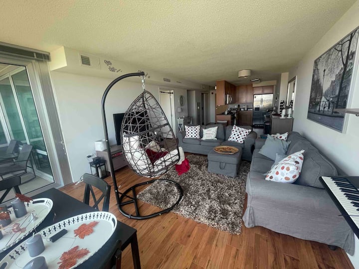 Quiet Unit Near Transportation! - Evanston, IL