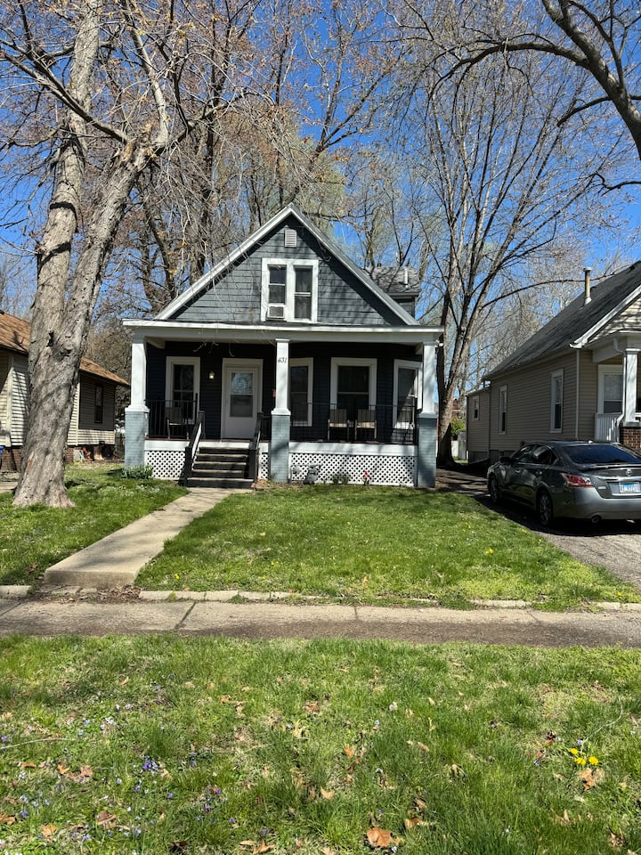 Vintage On Vine - Central 1940's Charming Bungalow - Springfield, IL