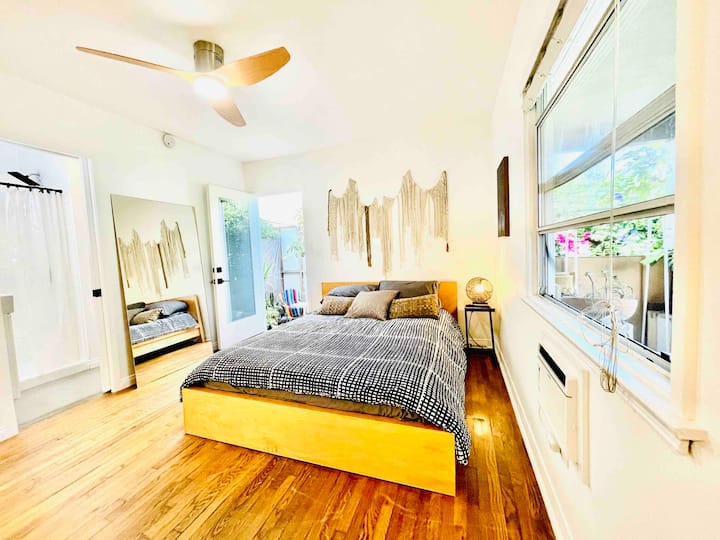 Tranquil Venice Room W Private Entrance And Yard - Venice Beach, CA