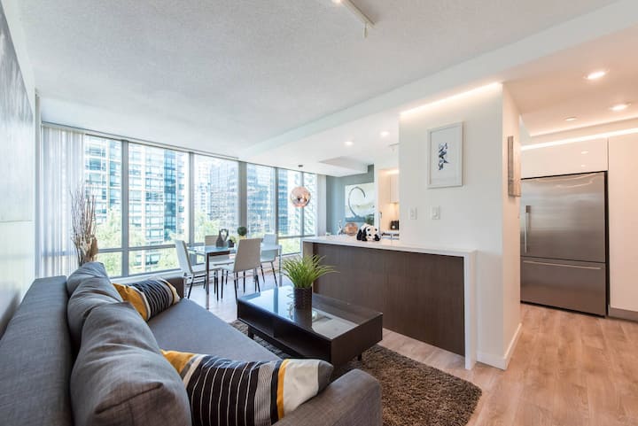 🌟Modern 2br+den+2ba Heart Of Downtown + Parking - Vancouver