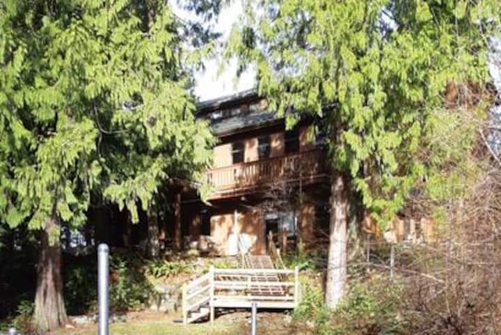 Sproat Lake Family Retreat.
Pets Are Welcome! - Port Alberni
