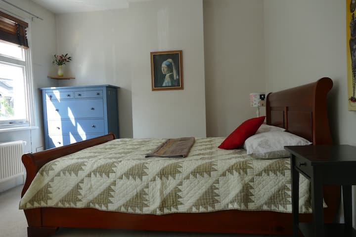 Spacious Room 4 Minutes Walk From The Underground - London