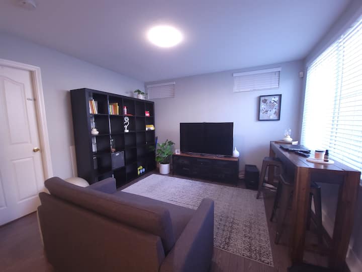 Cozy 1br Suite W/ High-speed Wi-fi & Free Parking - Vancouver