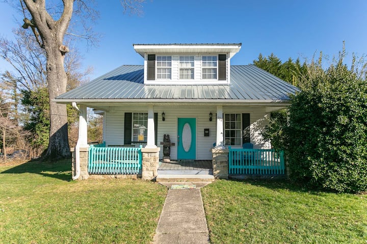 Heart Of Hendo❤️ 5 Min Walk To Local Spots, 5 Beds! - Hendersonville, NC