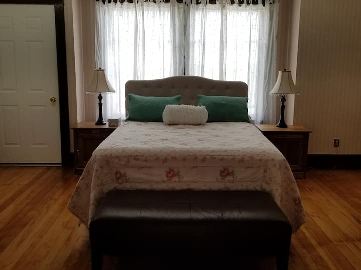 Lead: Queen Bed In Windolph Historical Home - Deadwood, SD