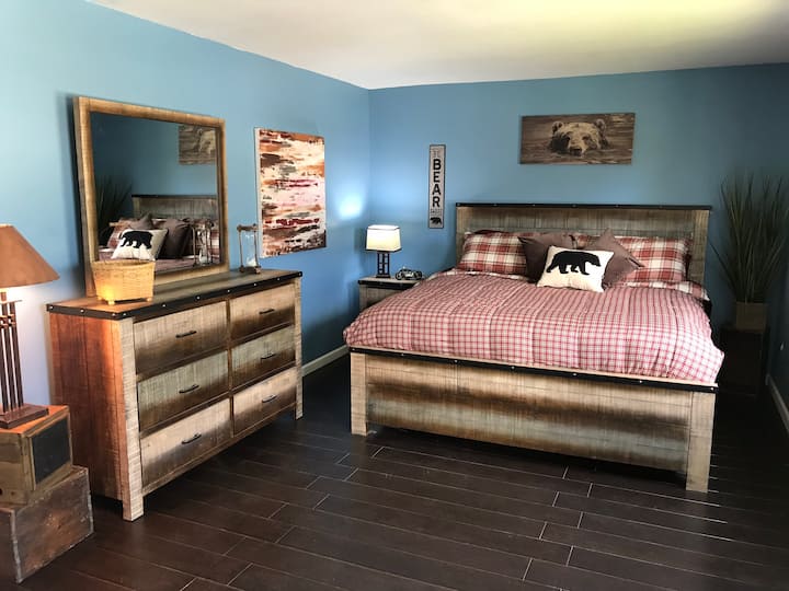 Ritchie’s Oshkosh Chalets: “The Blue Pearl” 3 Bdrm - Oshkosh, WI