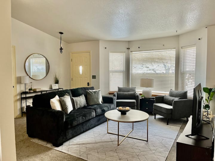 *Sleeps 16* Family Friendly Home In Idaho Falls - Idaho Falls, ID