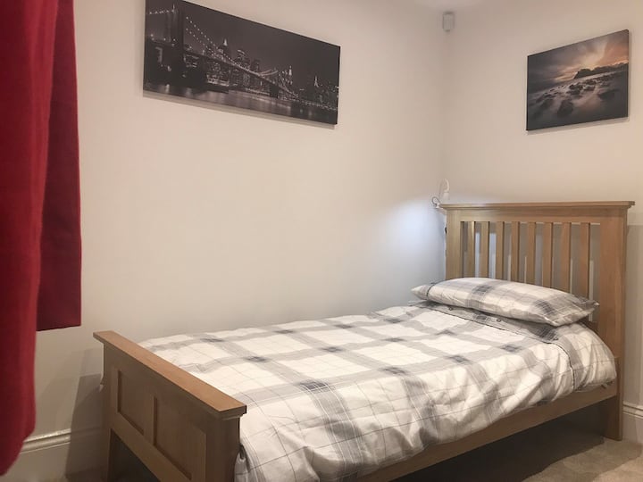 Well-equipped Flat In Town Centre (3) - Epsom