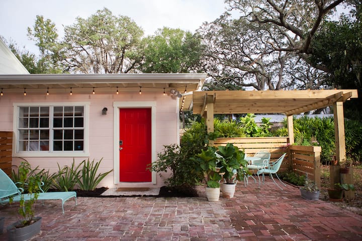 The Little Pink Guest Suite - Tampa, FL