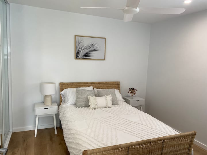 Sun-filled 2 Bedroom Flat In North Narrabeen - Northern Beaches Council