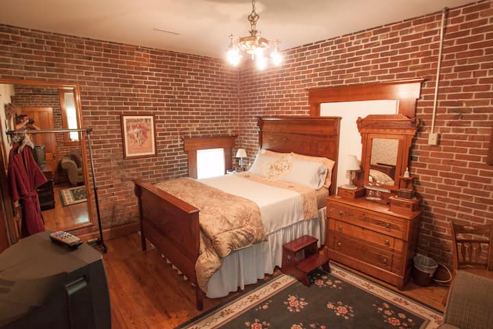 Queen Guest House Room+bath+home Cooked Breakfast - Cedar Rapids, IA