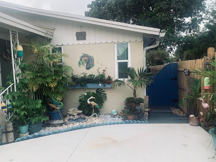 Hibiscus House And Caladium Cottage - Dania Beach, FL
