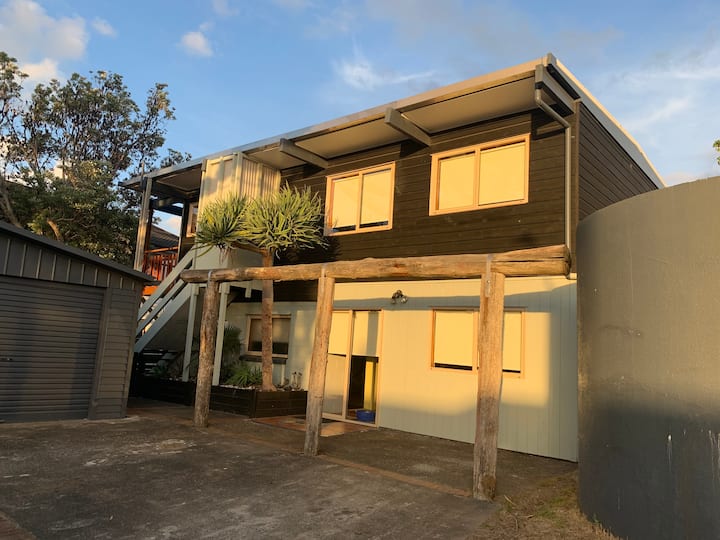 Cheerful 3 Bedroom Home In Central Omaha Beach - Matakana