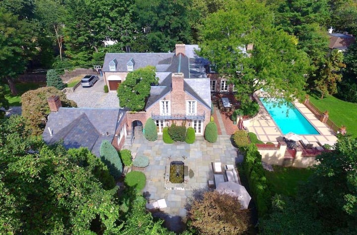 Chateau Estate In New York City - New York City