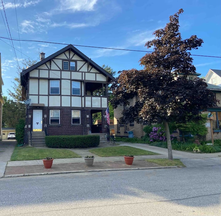 Frontier Area-spacious 2 Bedroom - Erie, PA