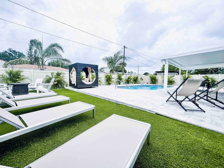 Stunning Modern 4/2 Pool Home! - Tampa, FL