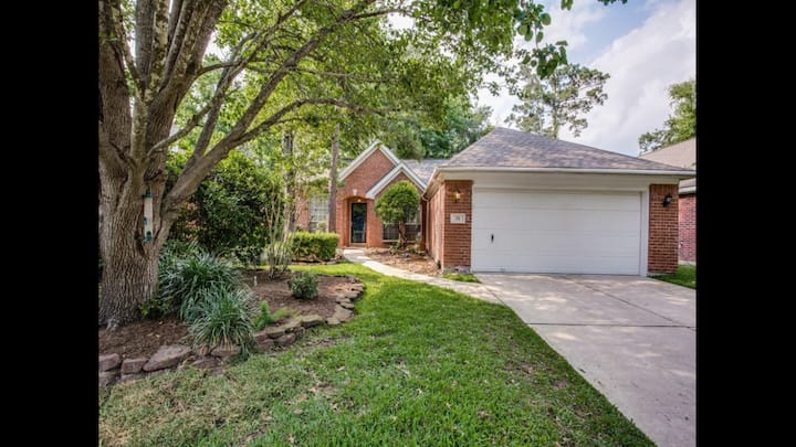 Greenbelt Retreat | Firepit • King • Pets - The Woodlands, TX