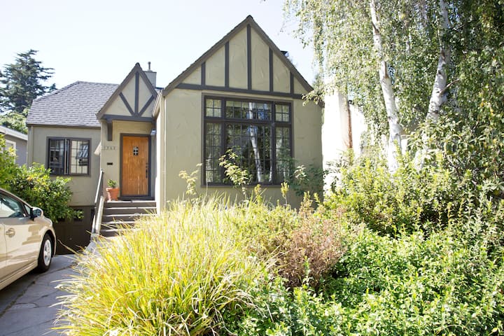 Lovely Sunny Spacious Home In Coveted Neighborhood - Oakland, CA