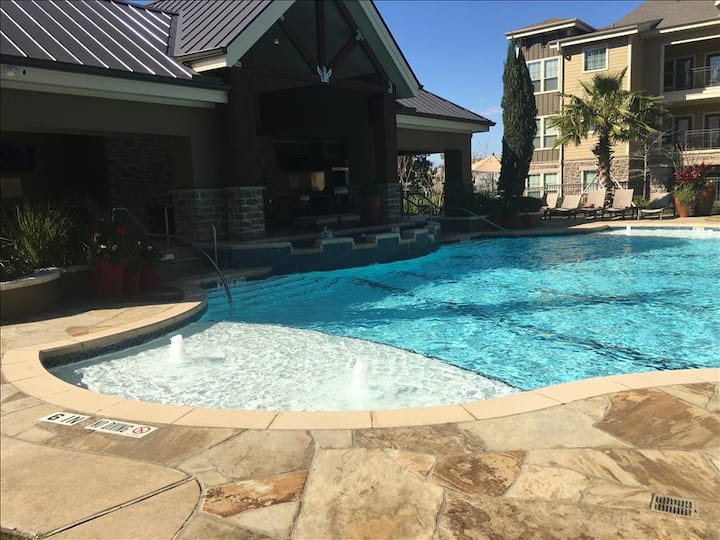 Beautiful Large 1 Bedroom/ 1 Bath Condo In The Woo - The Woodlands, TX