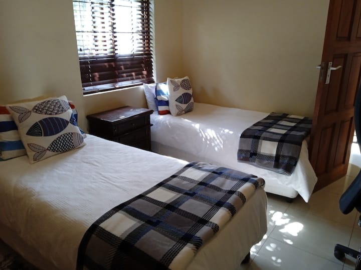 2 Bedroom Flat Sleeps 4, Huge Balcony Near Menlyn - Pretoria (South Africa)