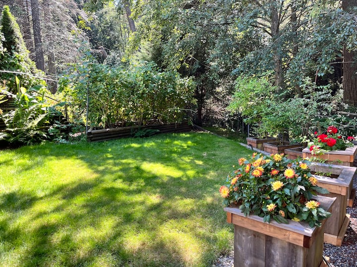 Creekside Oasis Garden Suite With Water Views - Langford