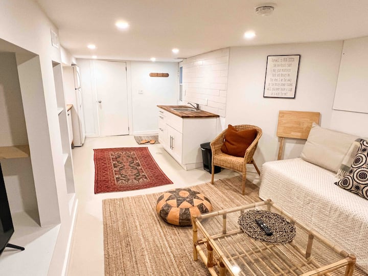 Cozy One Bedroom Space With Private Entrance - Toronto