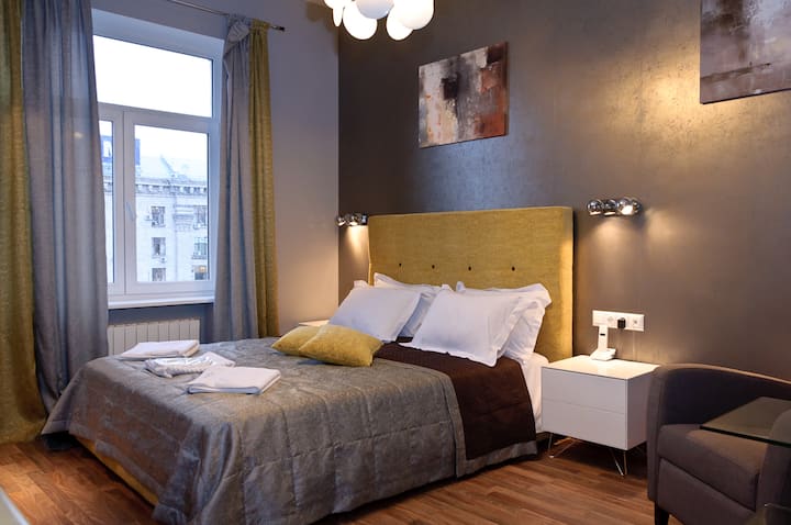 Top Floor Modern Street View Studio - Kyiv