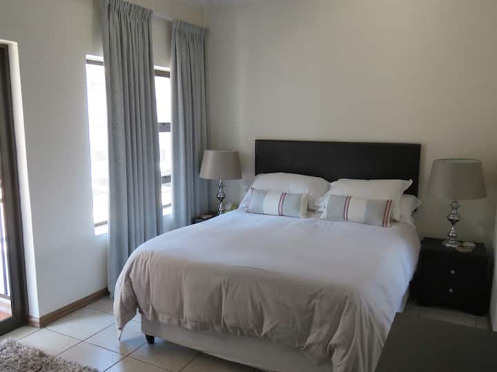 Executive 2 Bedroom Apartment Near Rosebank - Johannesburg