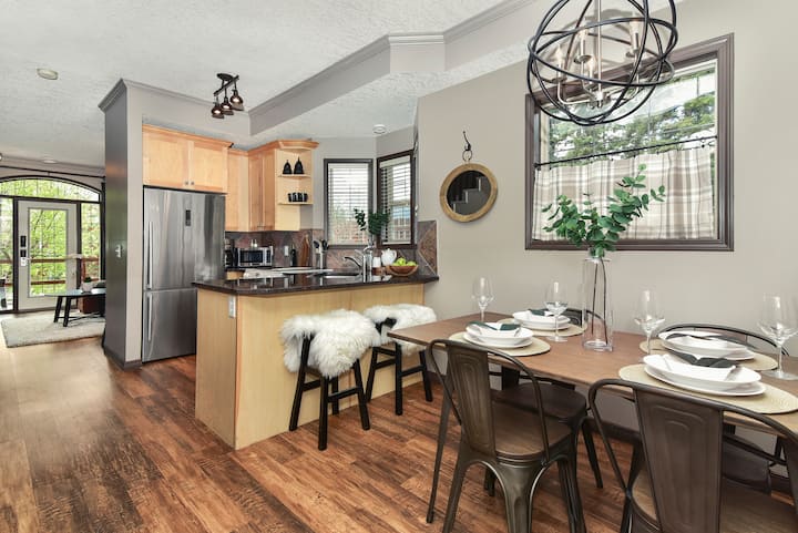 Mountain View Chalet+outdoor Heated Pool & Hot Tub - Canmore