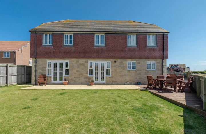 Port Perry- Spacious Beach Property - Dunstanburgh Castle