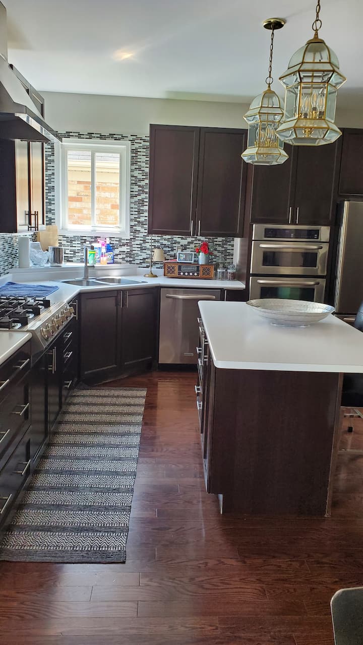Large Quiet Room. Queen Bed. Tv. Opg, Remote Work. - Bowmanville