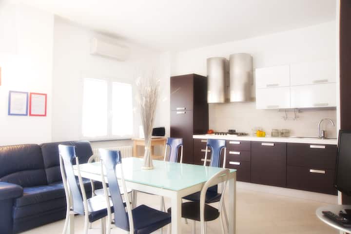 Casa Mimosa Con Piccolo Giardino In Centro - Alassio