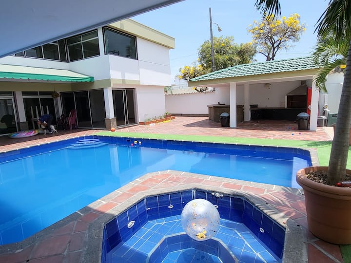 Villa Amplia Con Piscina - 