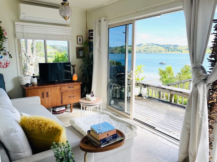 The Buddha Bach
Beautiful Waterfront Zen House - Raglan