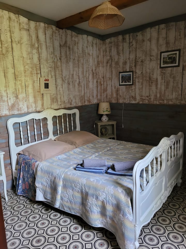 Chambre Privée Avec Salle De Bains Dans Logement - Forcalquier