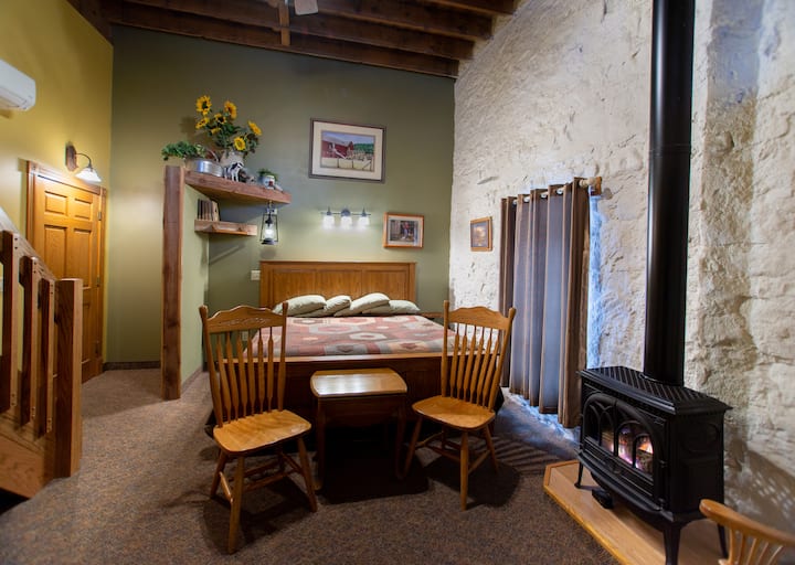 Stone Mill Suites - Farm Loft Whirlpool Suite - Lanesboro, MN