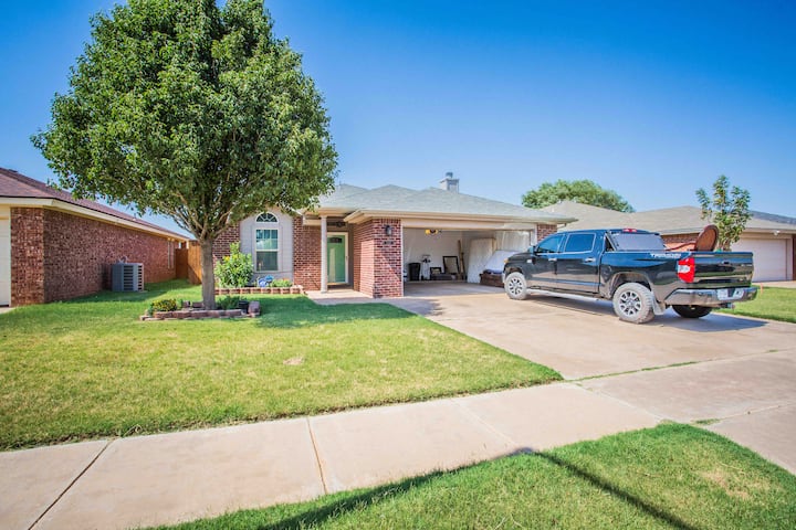 Safari Green House: 9-10 Guests, Bbq Grill, Crib. - TEXAS TECH UNIVERSITY, Lubbock