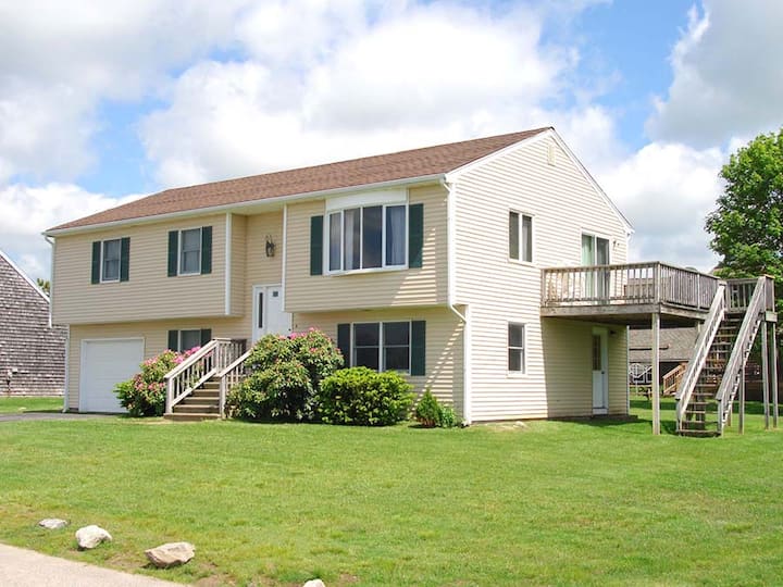 4 Bedroom Summer Home With Spacious Deck - Narragansett, RI