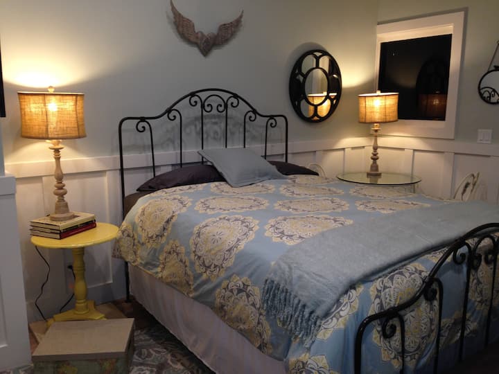 Clean Cozy Cottage - Monterey, CA