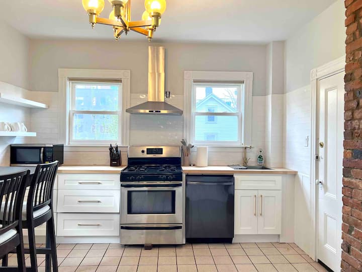 3bd Apt W/office Close To Orange Line W/parking - Quincy, MA
