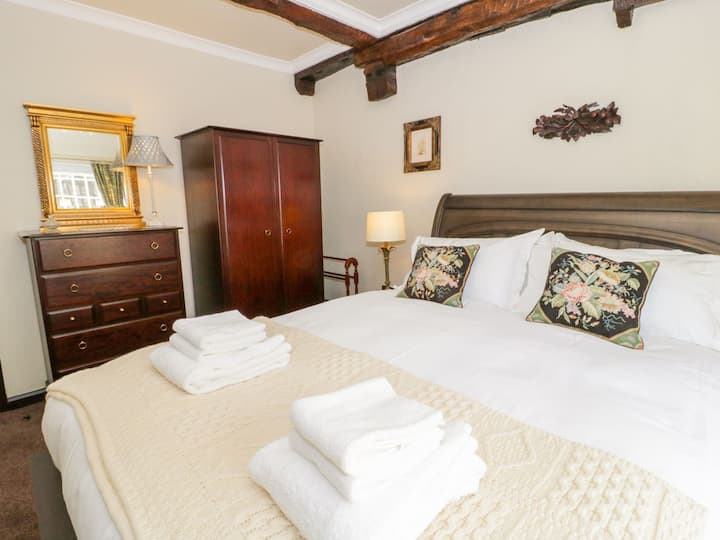Fabulous Luxury Family House Spectacular Location. - Ruthin