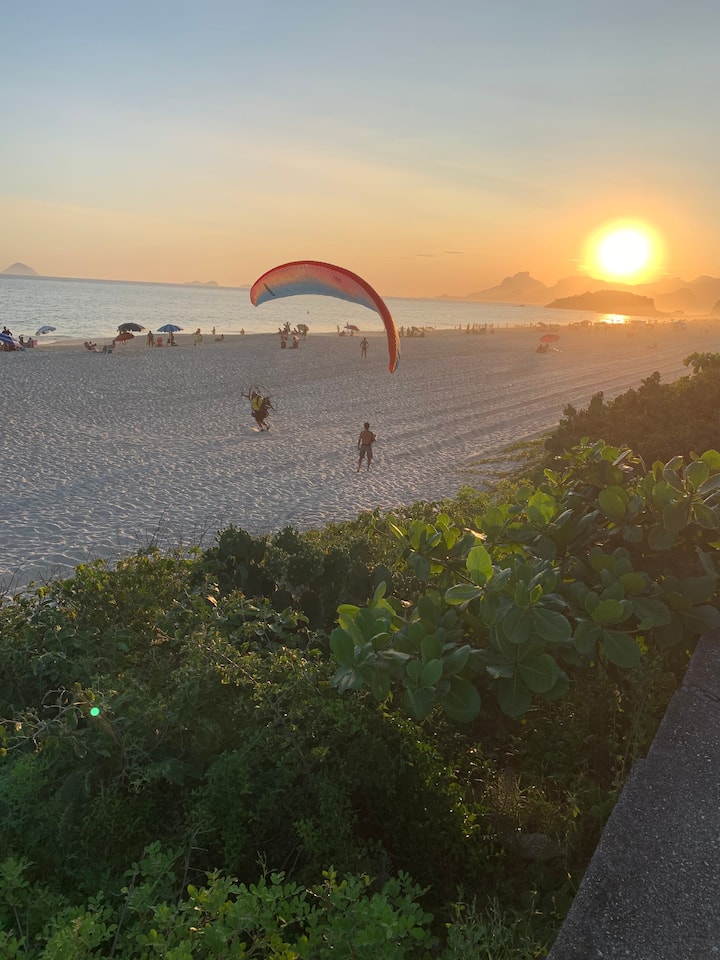 Casa Agradável Com Varanda Na 2 Quadra Da Praia. - Niterói