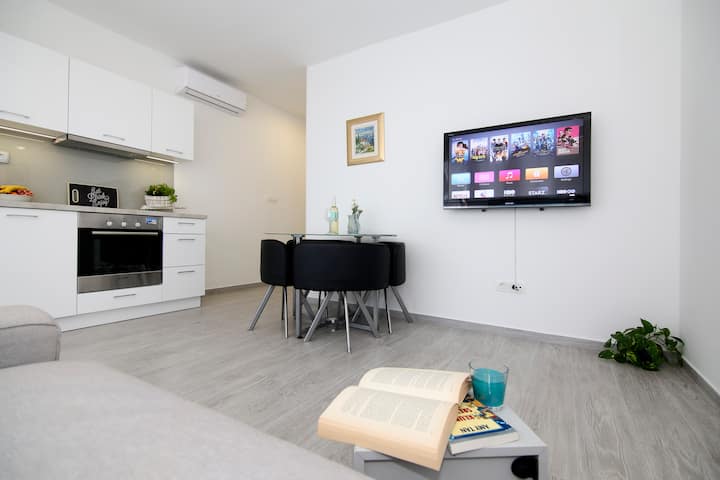 Top Floor Apt, Fabulous Balcony, Sea + Mt View - 스플리트