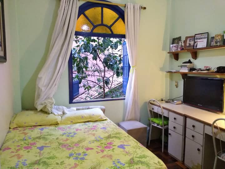 Quarto Em Apartamento Compartilhado Com Garagem - Juiz de Fora