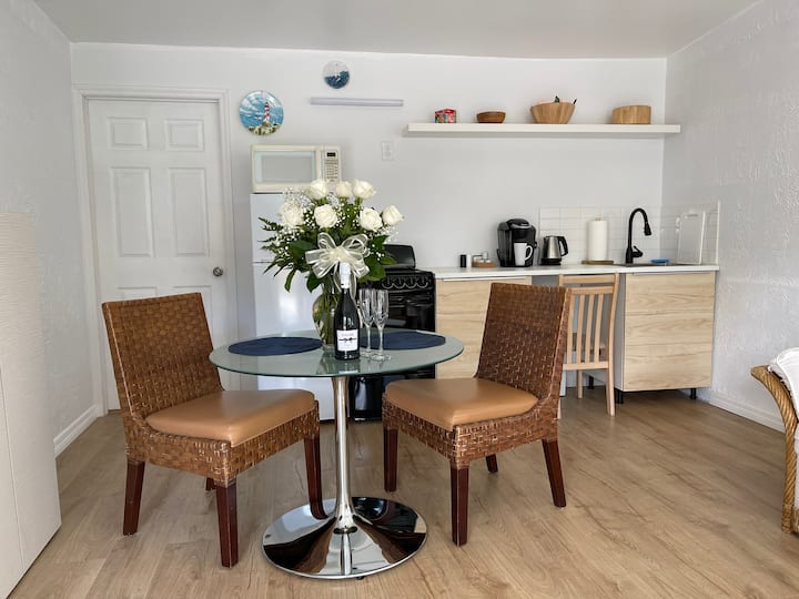 Blue Flower | Cozy Romantic Stay Near Parks - Indian Rocks Beach, FL