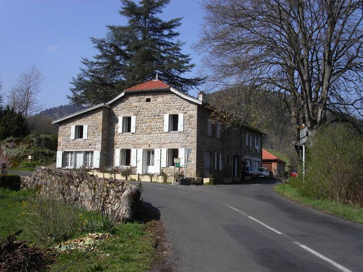 Confort Et Tradition: Gite De Deux-eaux - Les Estables