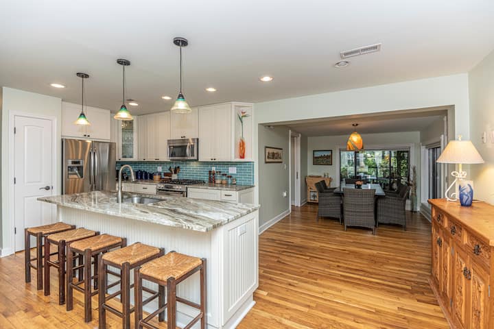 Charming Cottage At Beach With Golf Cart - Isle of Palms, SC