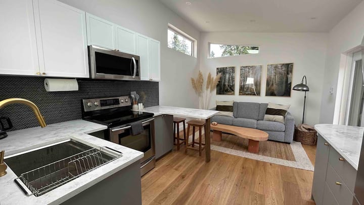 Private Hideaway W/ Putting Green - Sidney