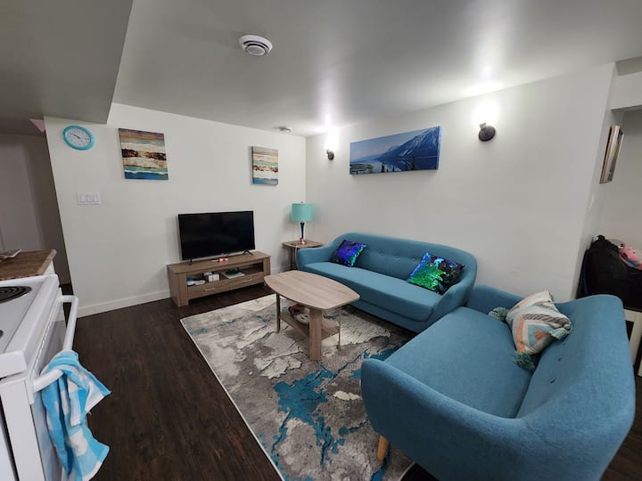 Theauroras: Vibrant 2 Bedroom Stylish Basemntsuite - Saskatoon