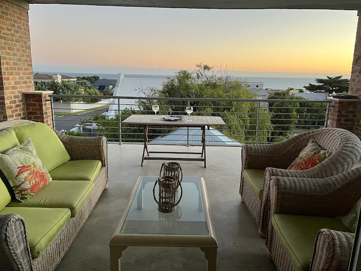 Spacious Family Home Near Beaches.  - Bamboes - Hermanus